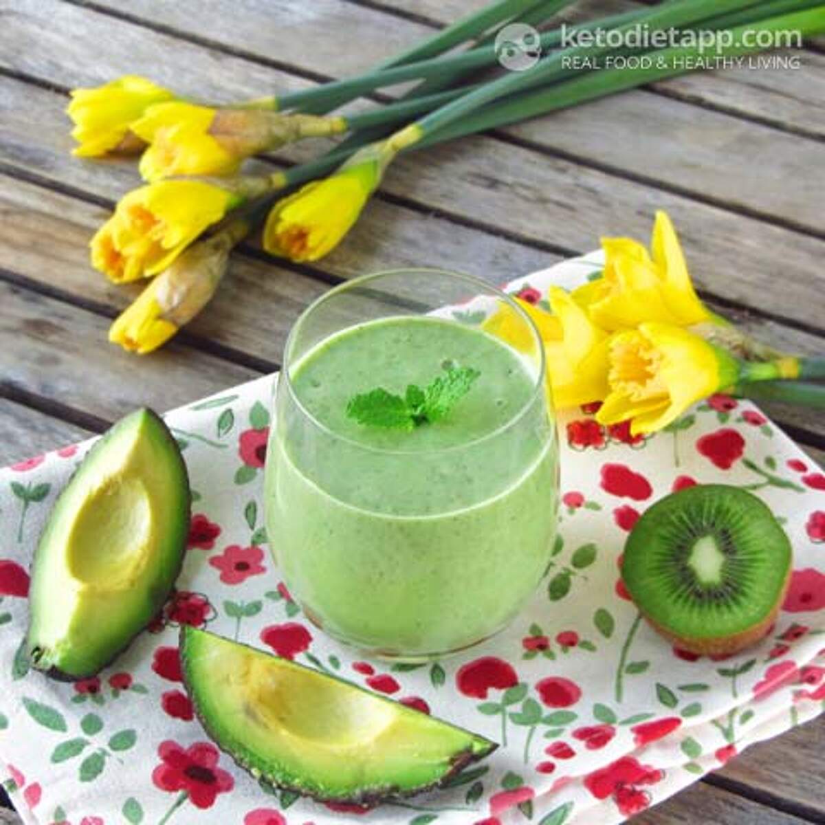 Creamy Low-Carb Easter Smoothie | KetoDiet Blog