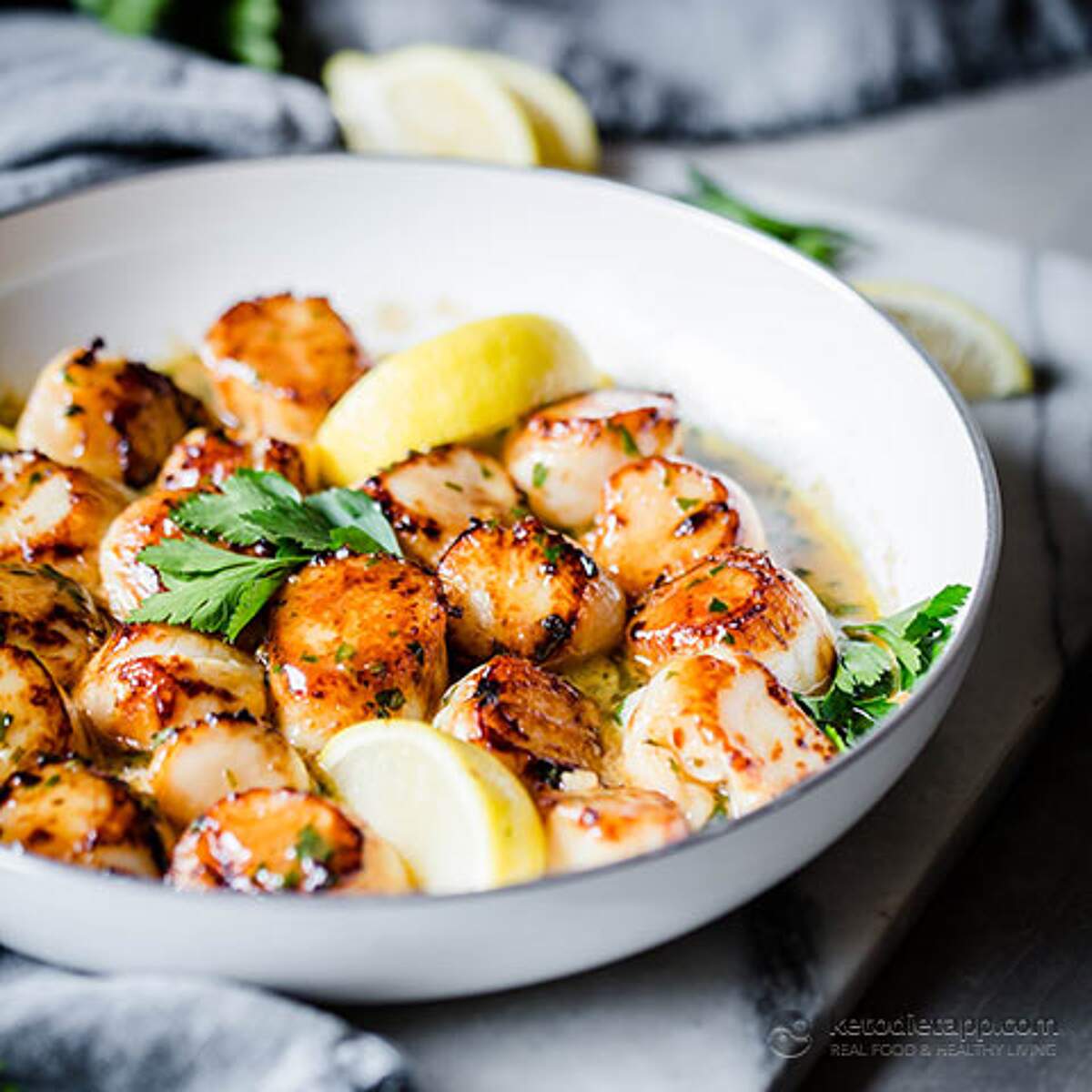 Seared Scallops in Garlic-Lemon Butter Sauce | KetoDiet Blog
