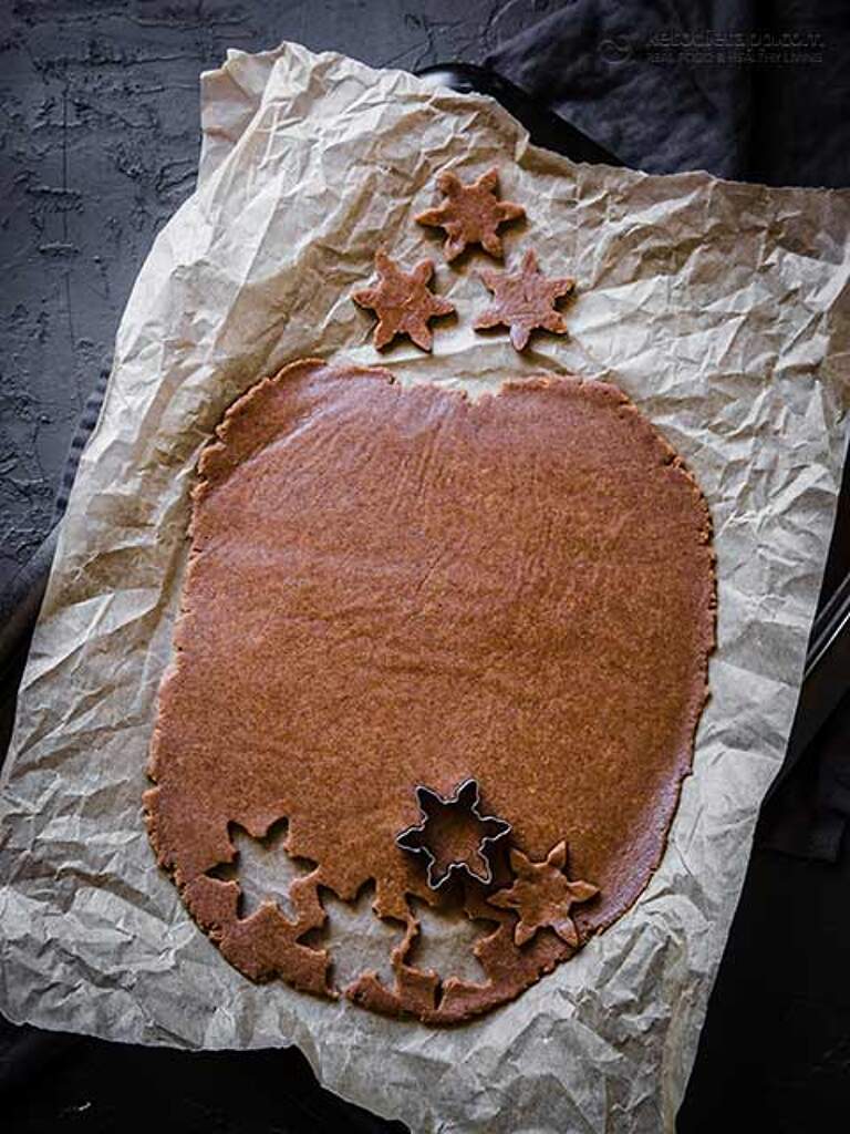 Low-Carb Decorated Gingerbread Cookies | KetoDiet Blog
