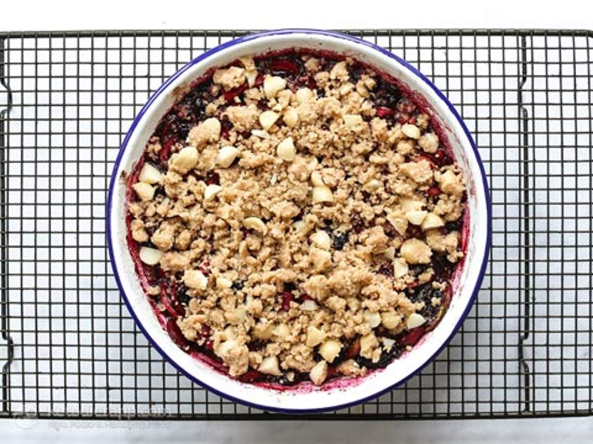 Low-Carb Blackcurrant & Apple Crumble | KetoDiet Blog