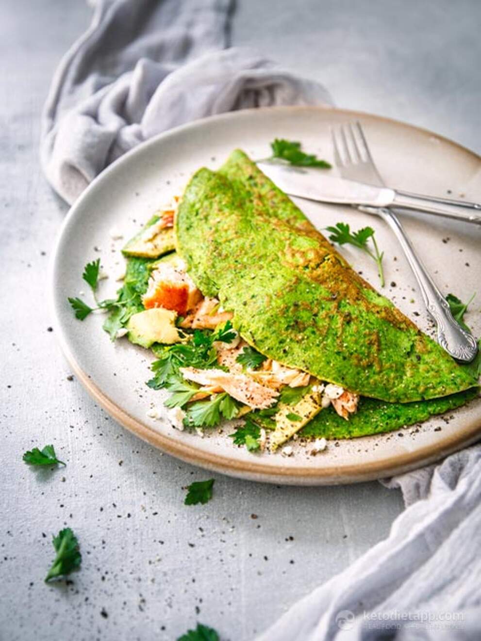 Green Omelet Stuffed with Salmon and Avocado | KetoDiet Blog