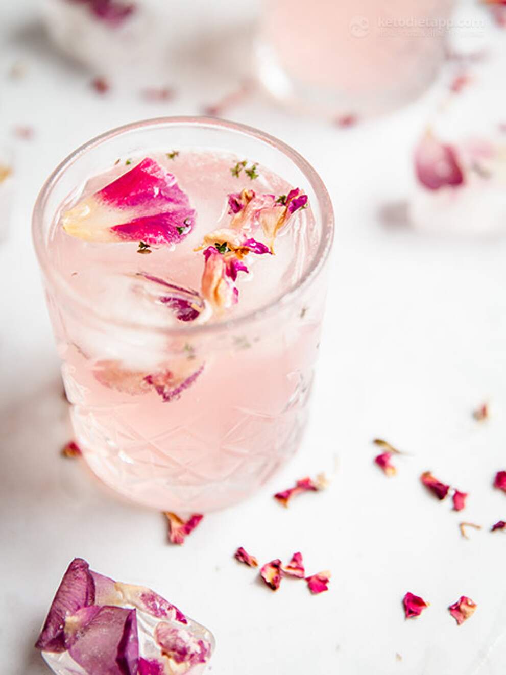 Low-Carb Pink Rose Cocktail | KetoDiet Blog