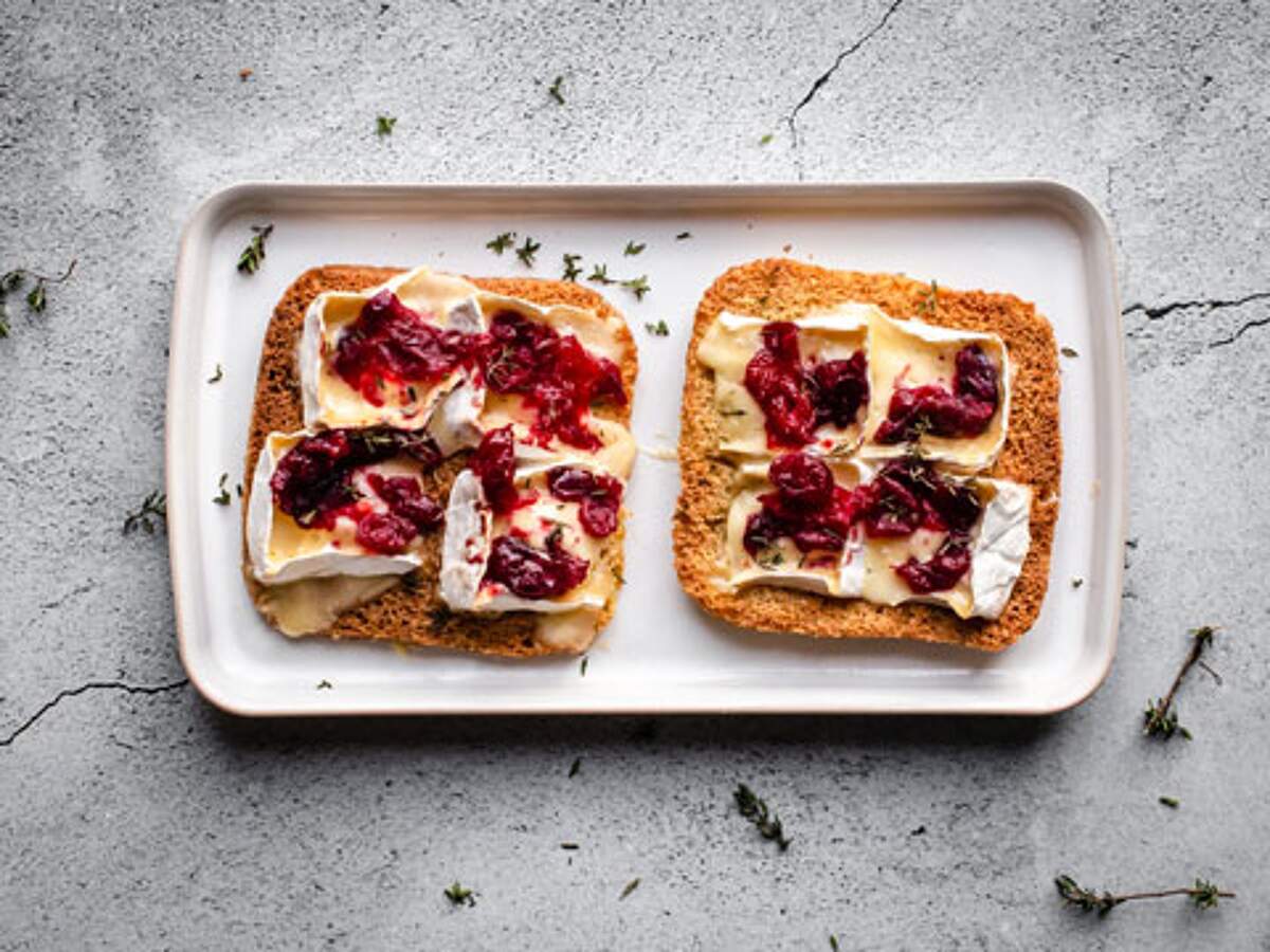 Low-Carb Cranberry Brie Toasts | KetoDiet Blog
