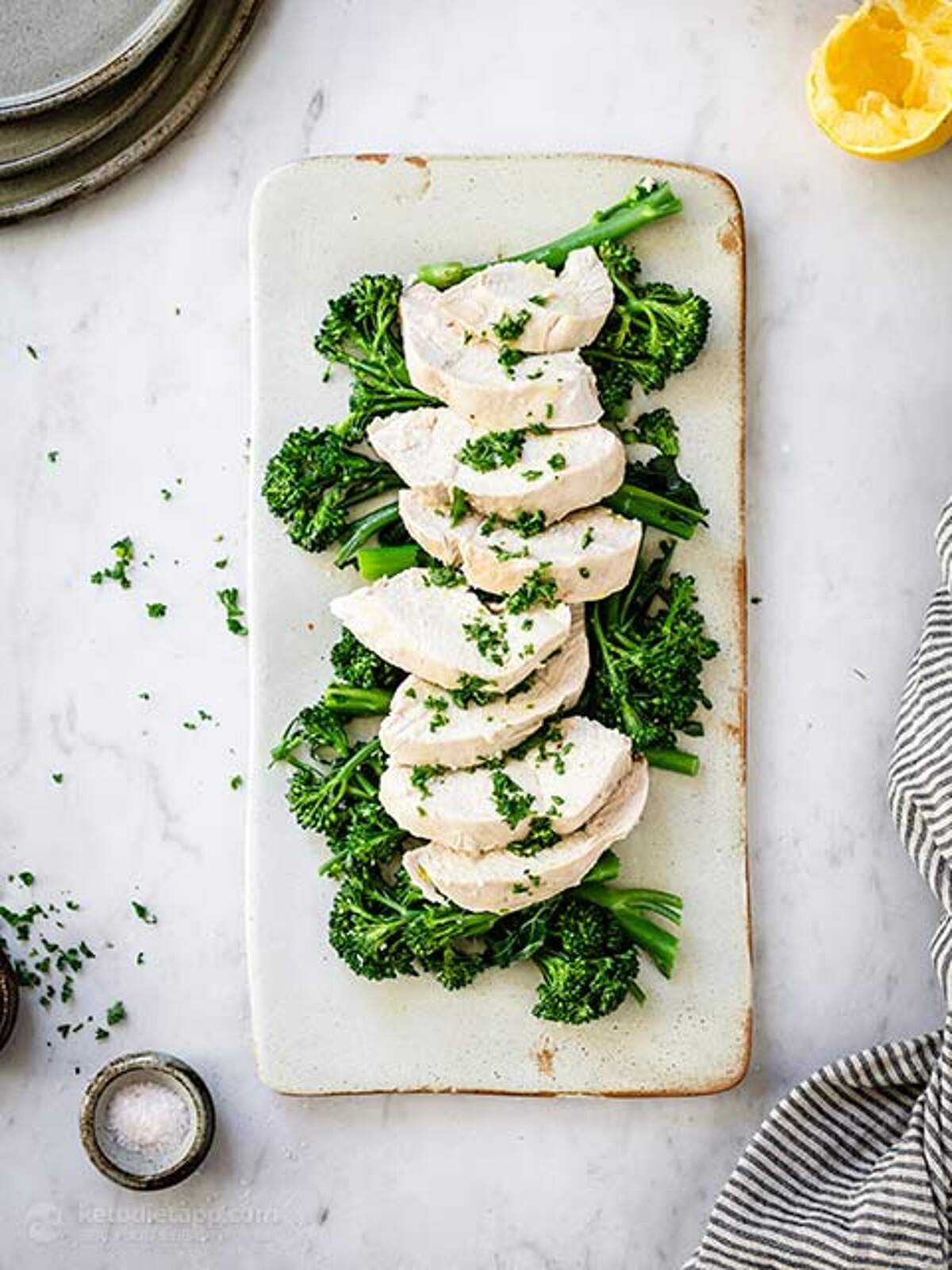 Easy Poached Chicken with Lemon Sauce | KetoDiet Blog