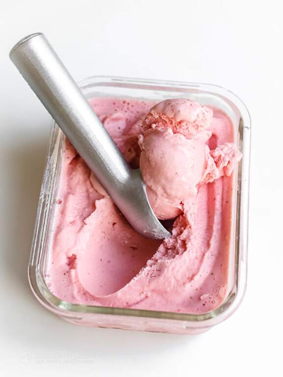 High-Protein Keto Strawberry Frozen Yogurt | KetoDiet Blog