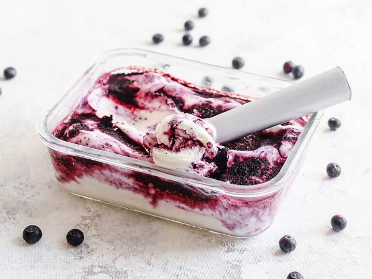 Keto Blueberry Swirl Frozen Yogurt | KetoDiet Blog